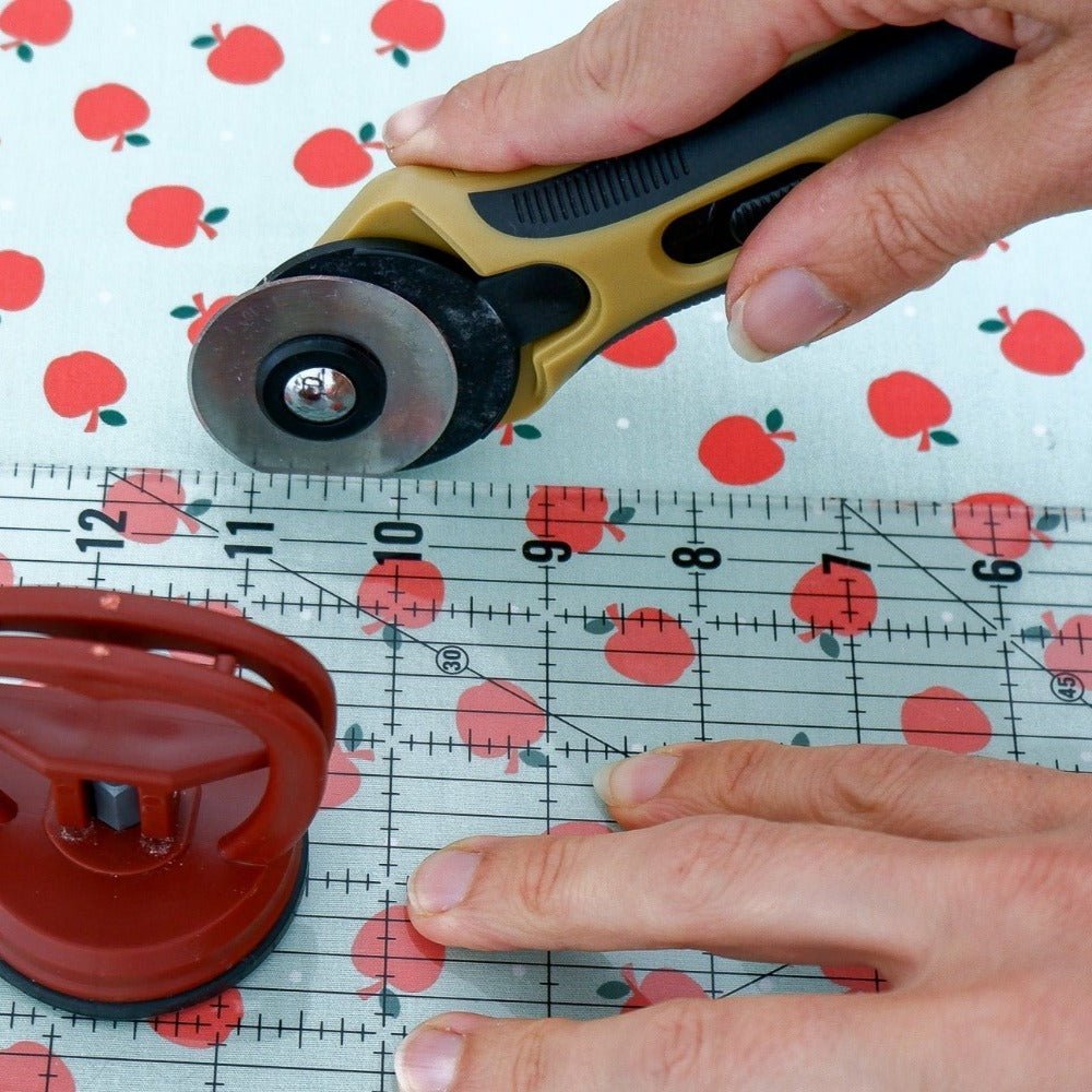 Rotary Cutter to cut fabrics for quilting & sewing - 28mm – MadamSew